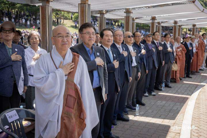 Special Report: Ven. Pomnyun Sunim Leads 10,000 People in Great Dharma ...